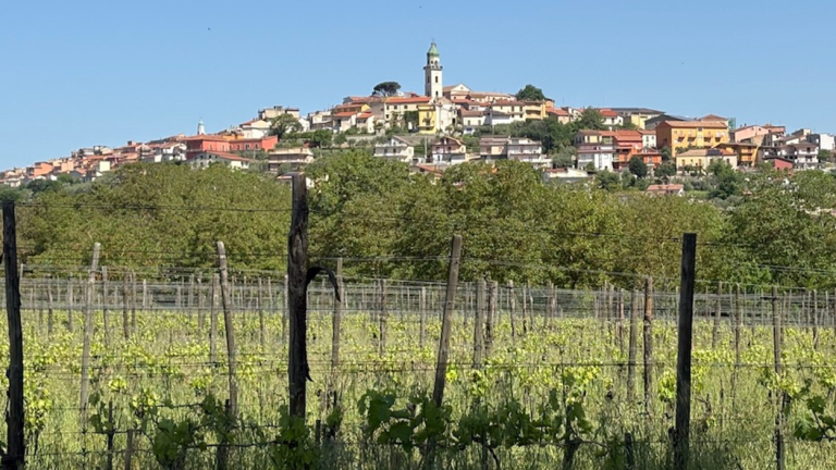 Borghi d’Italia: Sant’Angelo all’Esca, Taurasi DOCG e tradizioni irpine ...